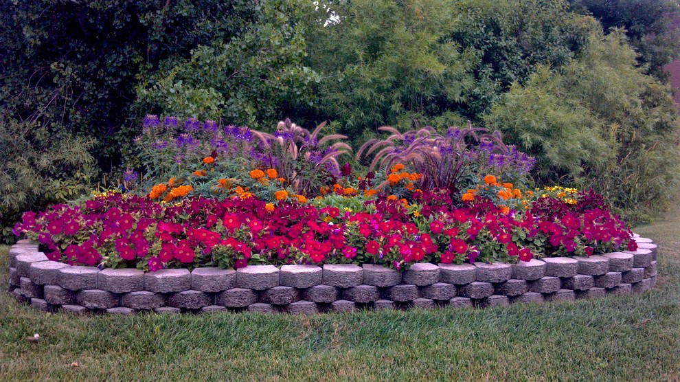 Softscape (Flowers, Flower beds and more) - Traditional - Landscape ...