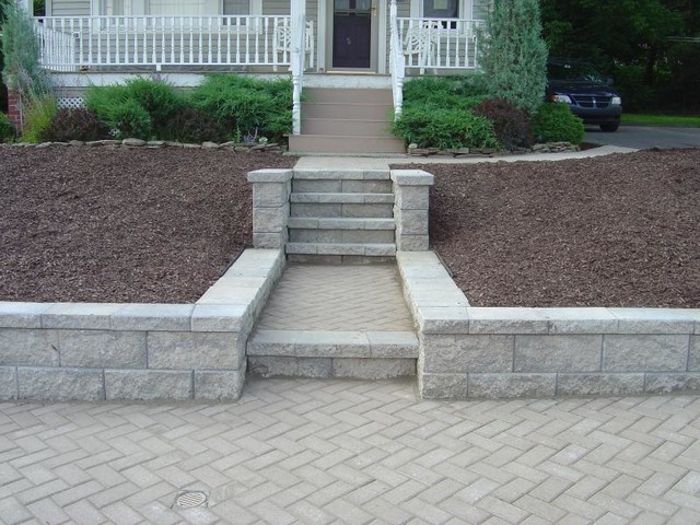 Steps, Retaining Wall, & Sidewalk - Clásico - Jardín - Otras zonas - de ...