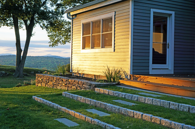 Stone Steps, wood deck and grass terraces - Clásico - Jardín - Nueva ...
