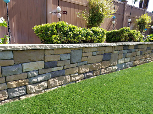 Stone Veneer Wall and Cap with Artificial Grass - Campagne - Jardin ...