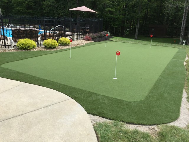 Synthetic Putting Green with Fringe - Contemporain - Jardin - Cleveland ...