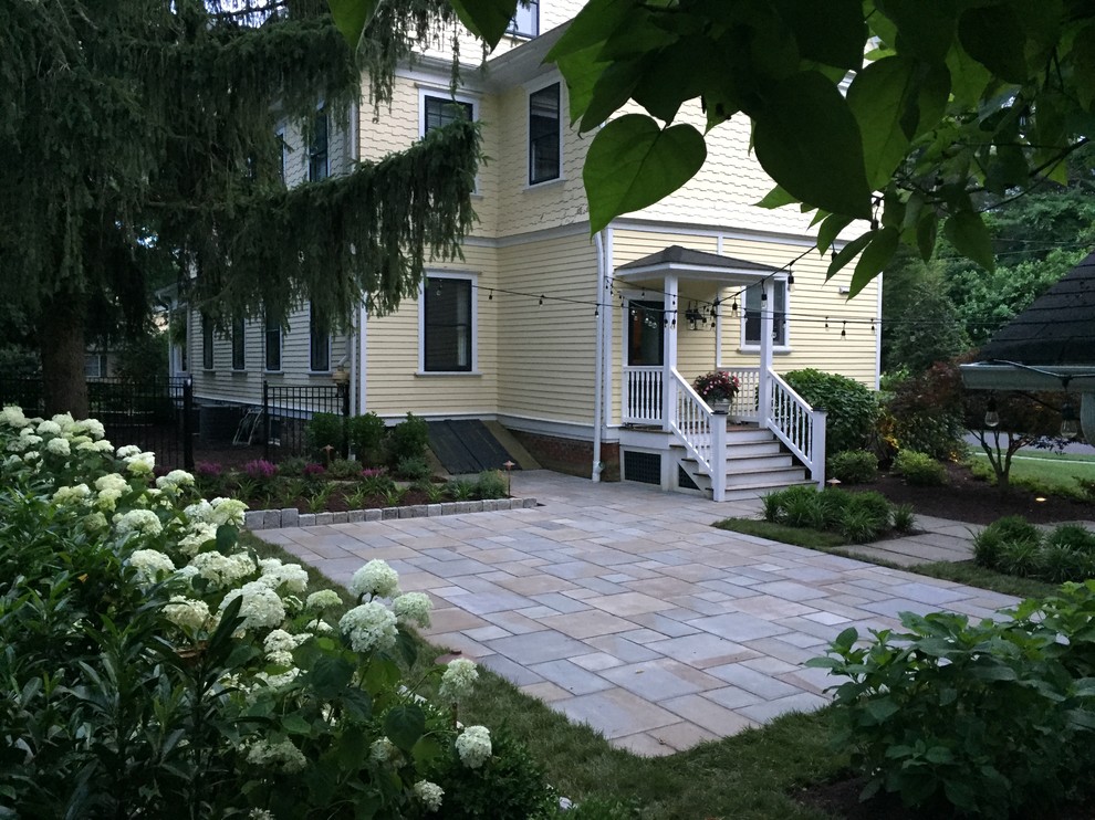 Traditional landscape to comliment a historic home - Traditional ...