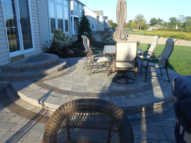 Unilock Paver patio and retaining wall - Patio - Cleveland - von Naturescape Inc | Houzz