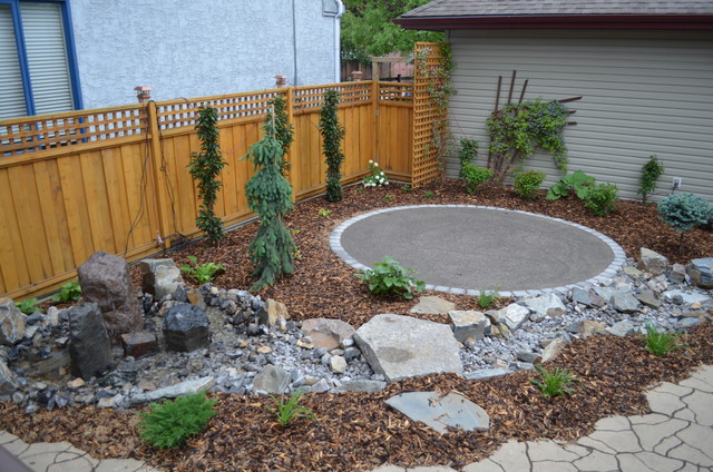 Xeriscape Low Maintenance - Small Backyard - Classique - Jardin ...