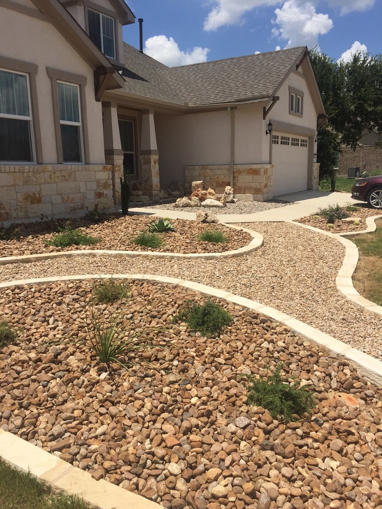 Xeriscape w/ gravel pathway - Jardín - Austin - de Greenbelt Patio ...