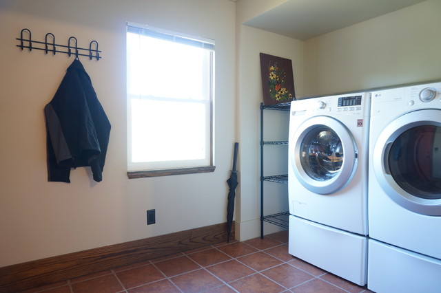 Entry Laundry Room - Traditional - Utility Room | Houzz IE