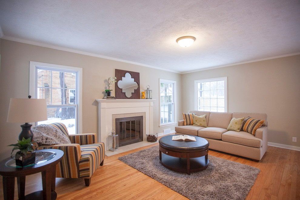 Alger Traditional 2 Story Remodel and Staging - Klassisch - Wohnbereich - Grand Rapids - von At ...