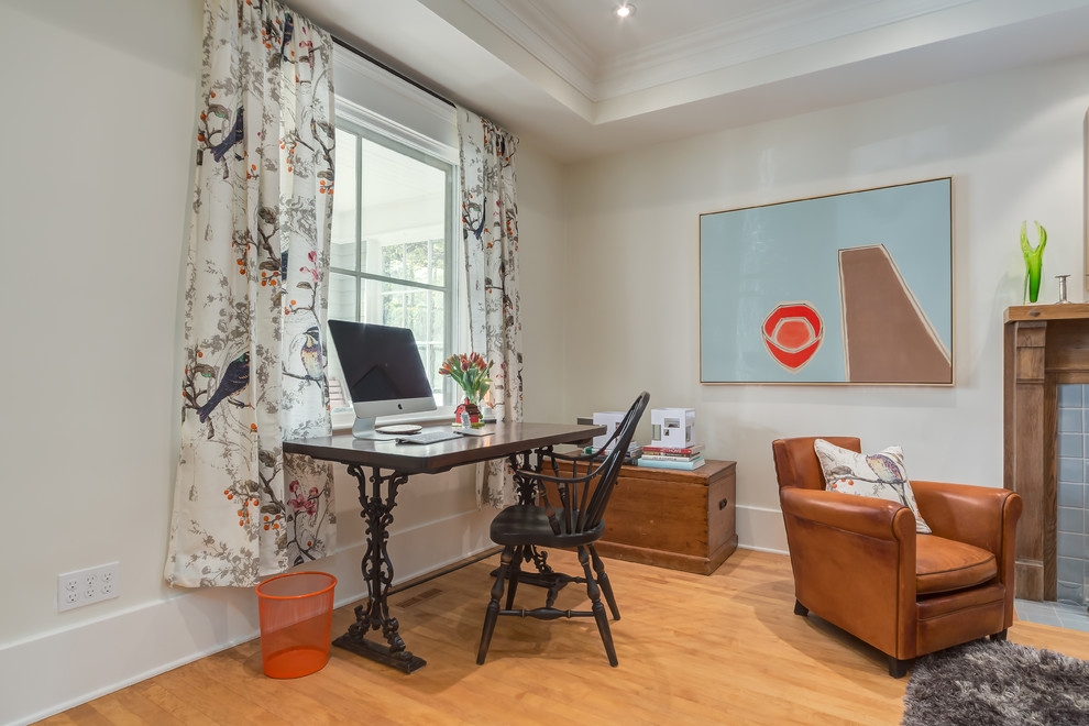 An adapted sewing machine frame as workdesk - Classique - Salon ...