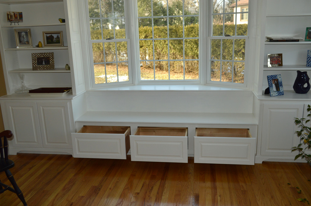 Built in book shelf's and Bay window with seat and draws - Traditional ...