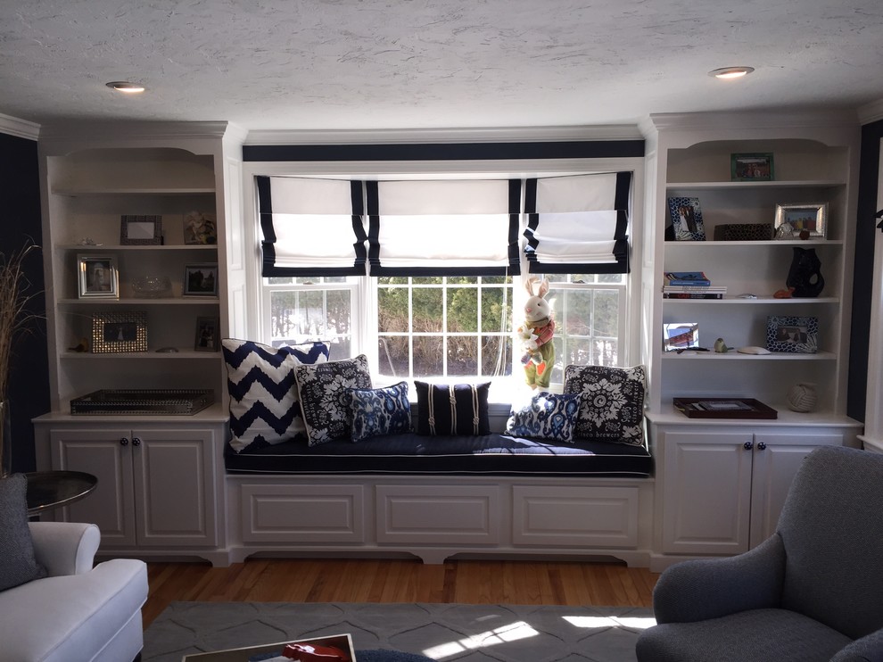 Built in book shelf's and Bay window with seat and draws - Traditional ...
