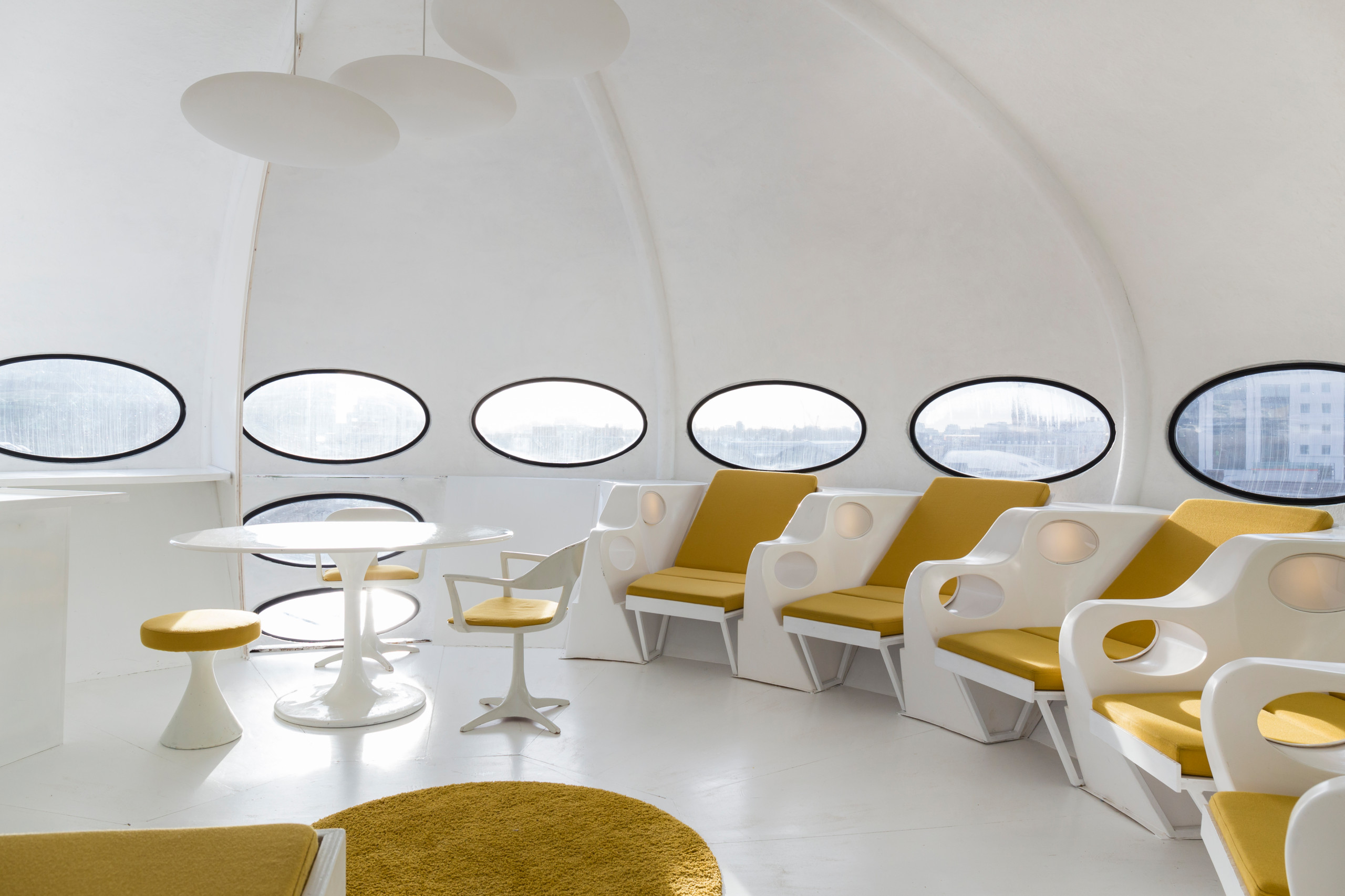 Back to the Futuro: Tour a Lovingly Restored 1960s ‘Spaceship’ Home ...