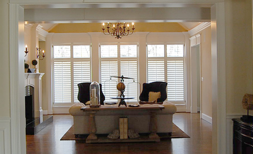 Interior shutters with 3 1/4" louvers - Ecléctico - Salón - St Louis - de St. Louis Shutter Co ...