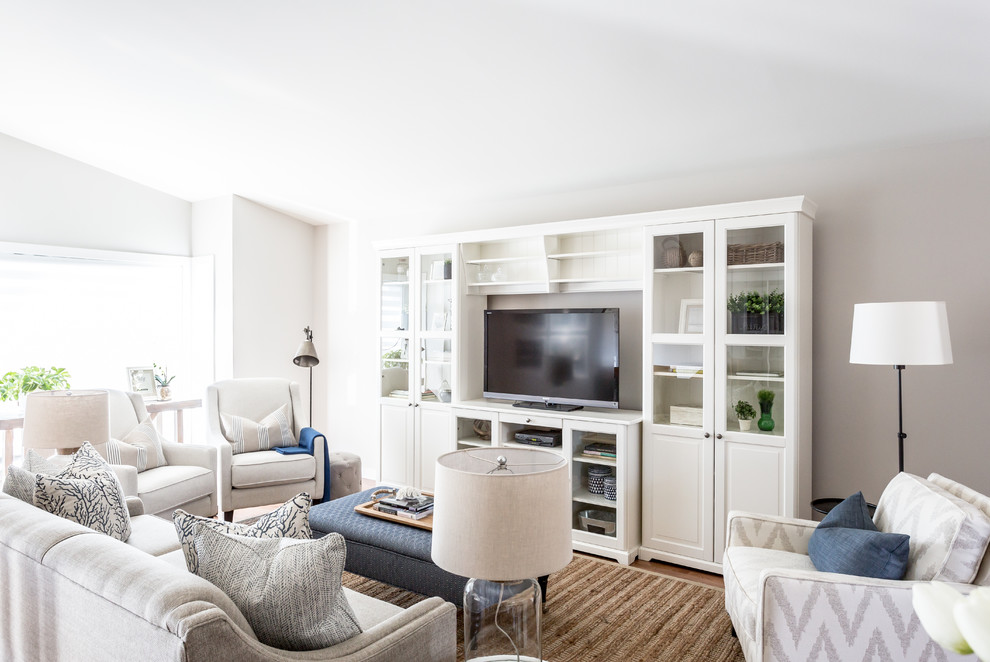 Maximizing a small living space - Traditional - Living Room - Montreal ...