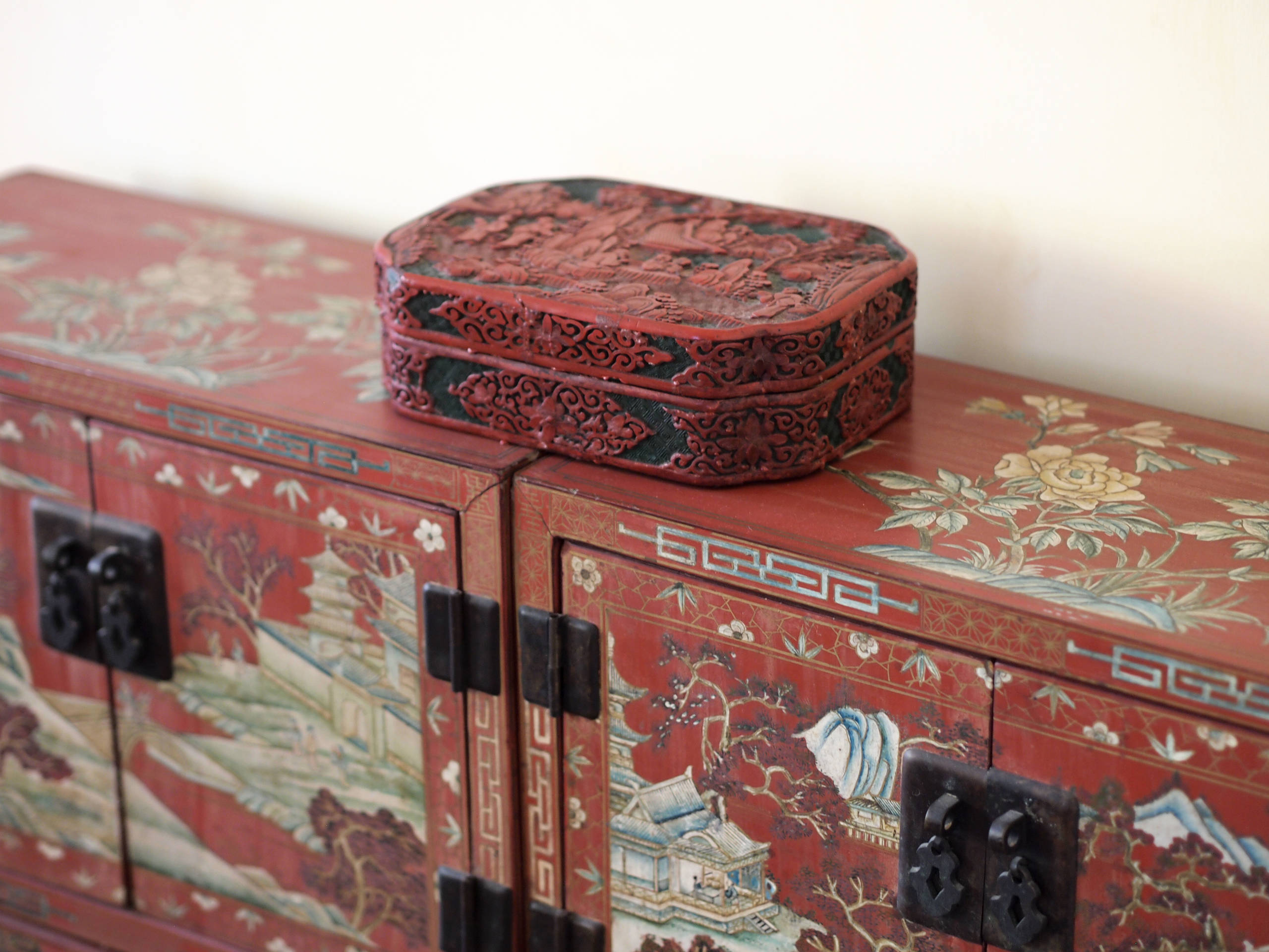 My Houzz: Art and Antiques in a Louisiana Center-Hall Cottage