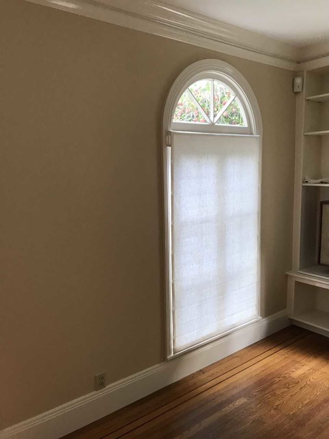 Roman shades mounted below arch - Classique Chic - Salon - San Francisco - par User | Houzz