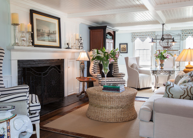 Traditional colonial's bold new look - Classico - Soggiorno - Boston ...