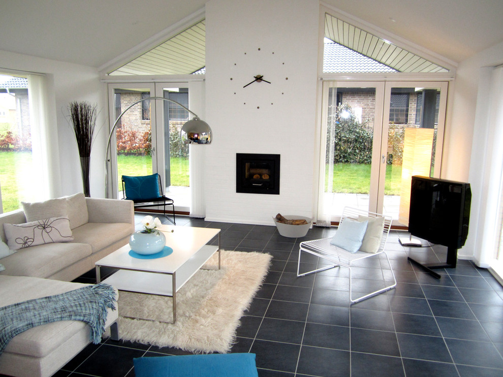 Wall clock above fireplace - Modern - Living Room - Esbjerg - by ...