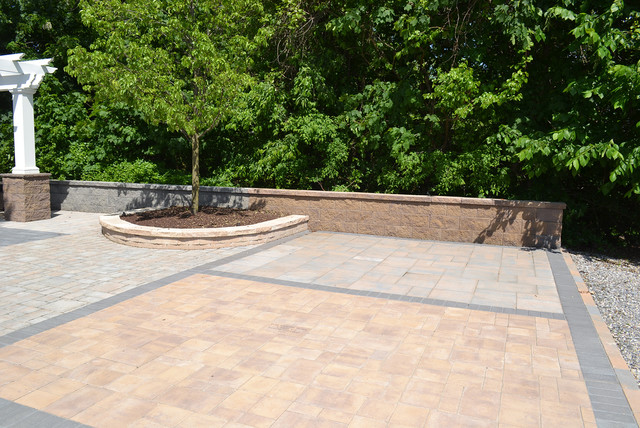 10,000-sq-ft Outdoor Paver Gallery at Yardville Supply - Terrasse et ...