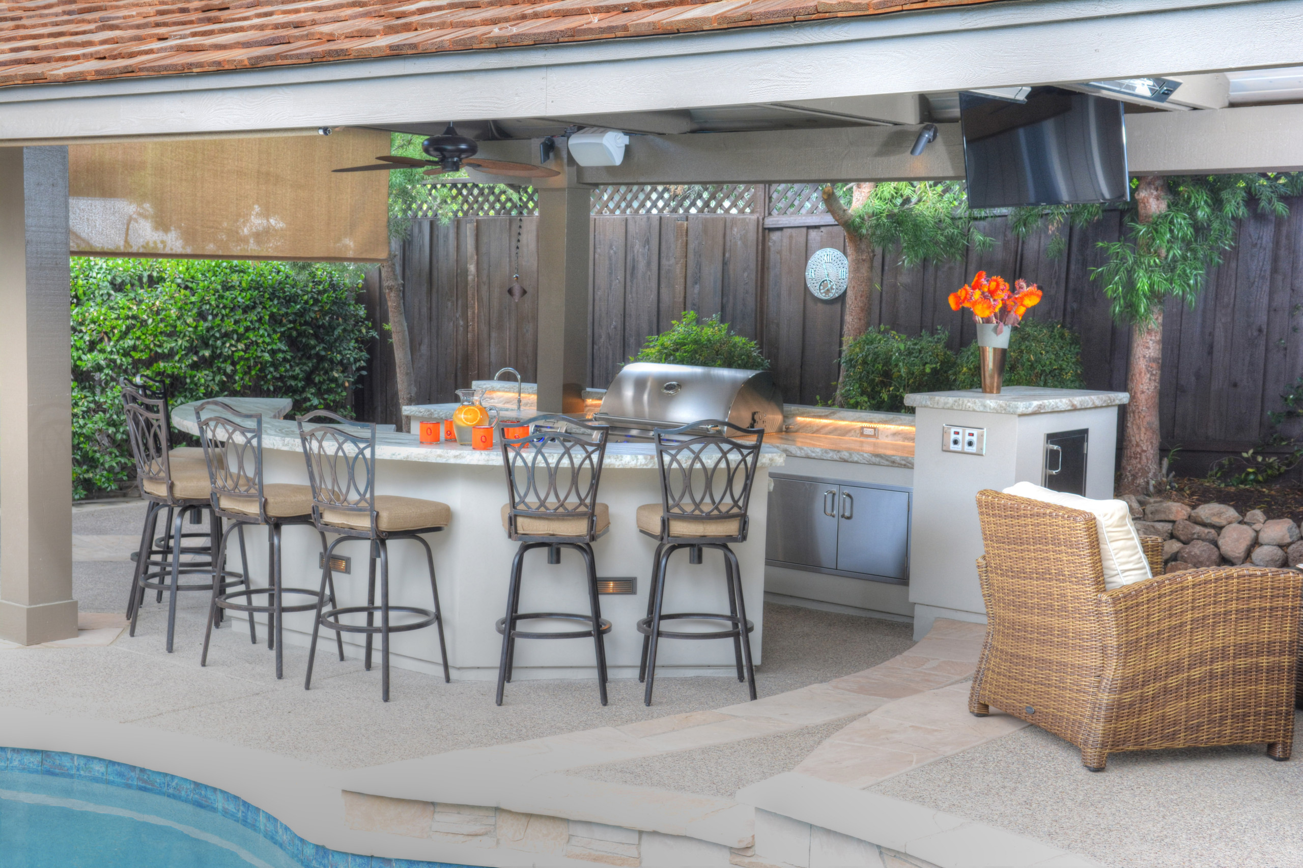 Outdoor Circular Bar