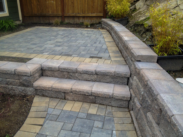 Alan block wall and stairs w/Abbotsford Pavers - Classique - Terrasse ...