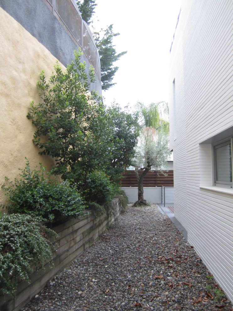 Antes - jardín lateral - Modern - Patio - Other - by LOBATO LANDSCAPE ...