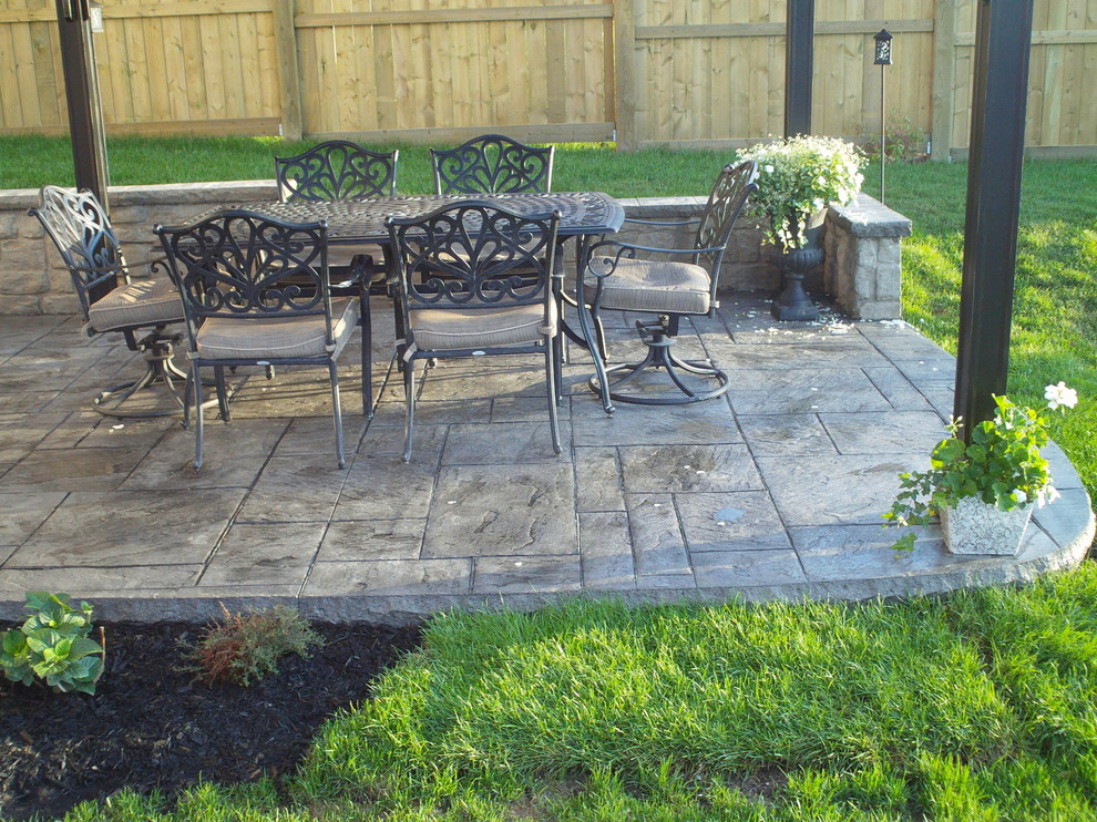 Backyard Patio with Poured Concrete Retaining Wall - Contemporary ...
