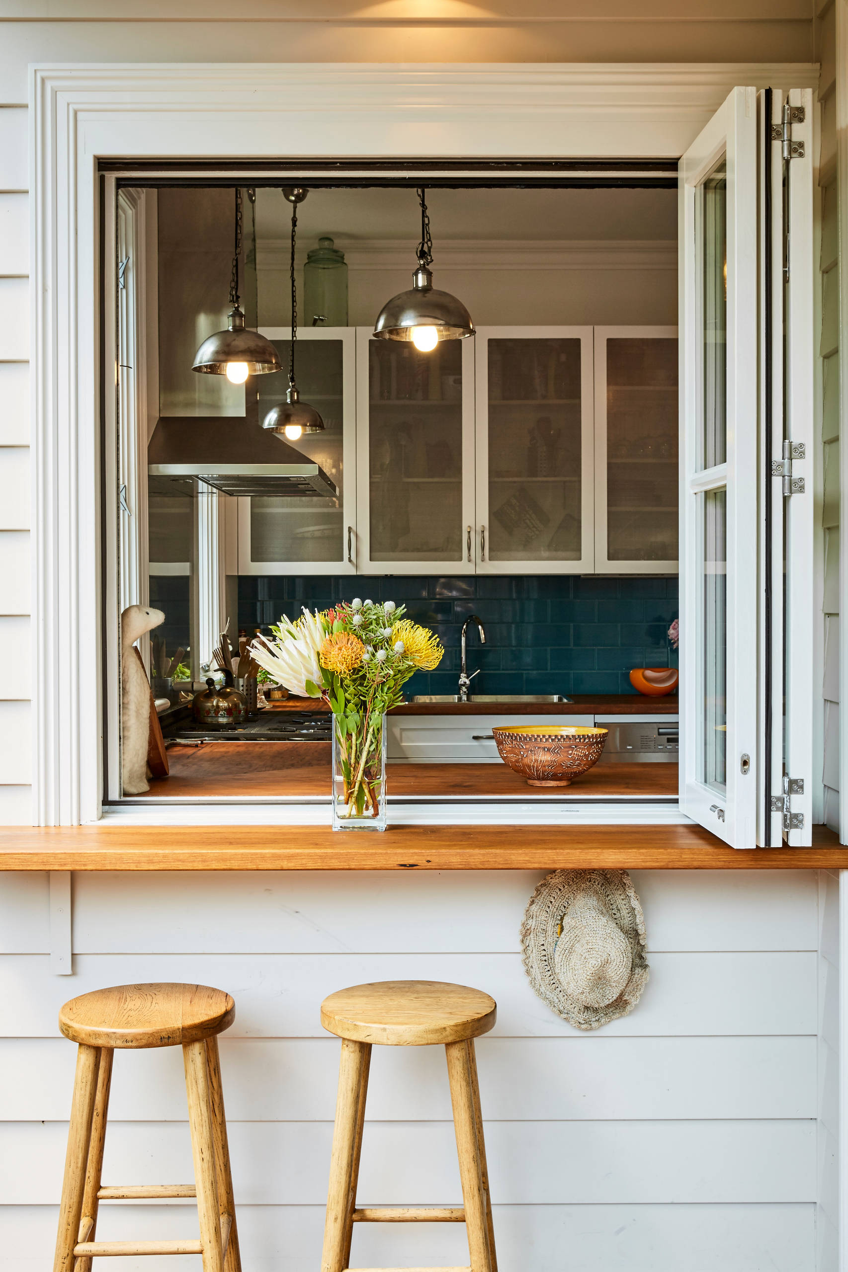 Are Indoor-Outdoor Serveries Summer's Hottest Kitchen Accessory? | Houzz NZ
