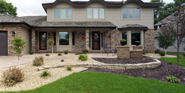 Beautiful front entrance - Patio - Minneapolis - by Villa Landscapes ...