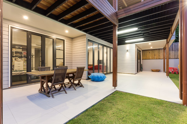 Blended Traditional & Contemporary Queenslander - Moderne - Terrasse et ...