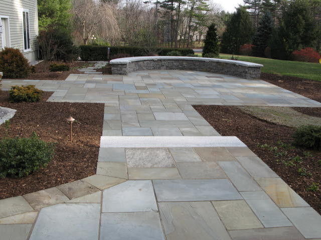 Bluestone and granite patio and walkway in Bedford, NH - Klassisch ...