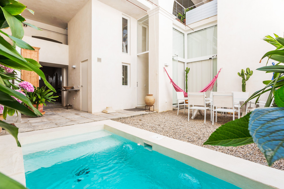 Bodega convertida en dos apartamentos dúplex. Arq.: Ramón Gómez - Mediterranean - Patio ...