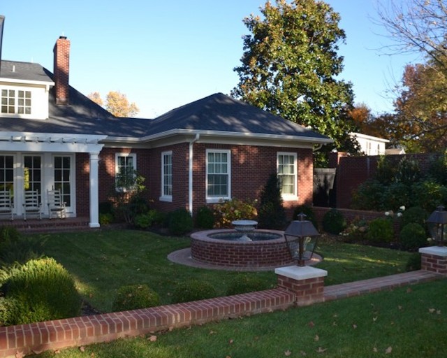 Brick Water Feature with Landscaping - Classique - Terrasse et Patio ...