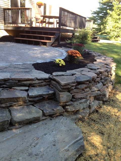 Cicular Patio with Stacked Stone Edging and Deck - Montagne - Terrasse ...