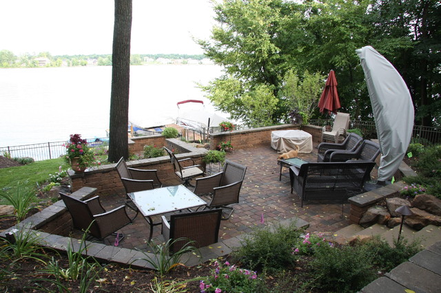 Complete Lakefront Landscape - Classique - Terrasse et Patio ...