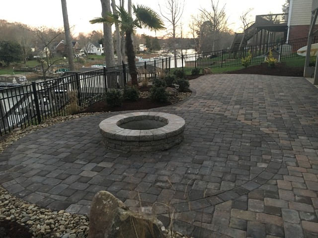 Concrete Paver Walkway & Fire Pit - Clásico - Patio - Charlotte - de M ...