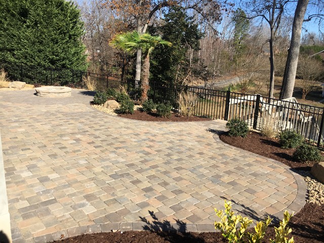 Concrete Paver Walkway & Fire Pit - Clásico - Patio - Charlotte - de M ...
