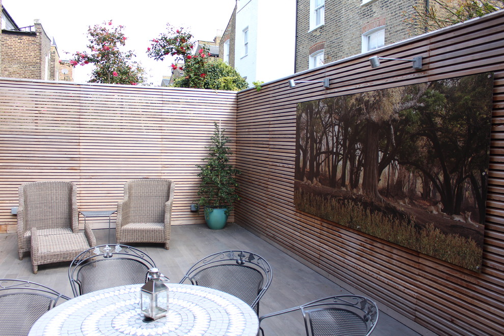 Contemporary Courtyard garden with Cedar slatted fencing - Patio - Kent ...