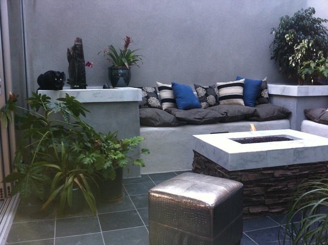 Custom Inner Atrium with fire feature - Contemporain - Terrasse et ...