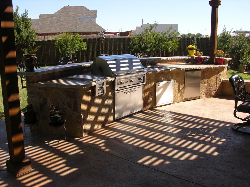 Dal-Rich Outdoor Kitchen and Grilling spaces - Traditional - Patio ...