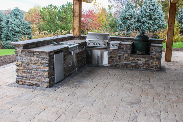 Elegant Stone Paver Patio and Robust Outdoor Kitchen Set - Terrasse et ...