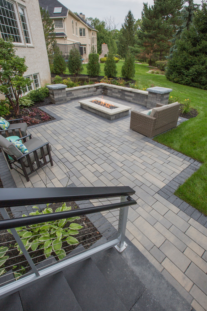 Fishers Indiana - Paver Patio & Porcelain Tile Deck - Trendy - Gårdhave ...