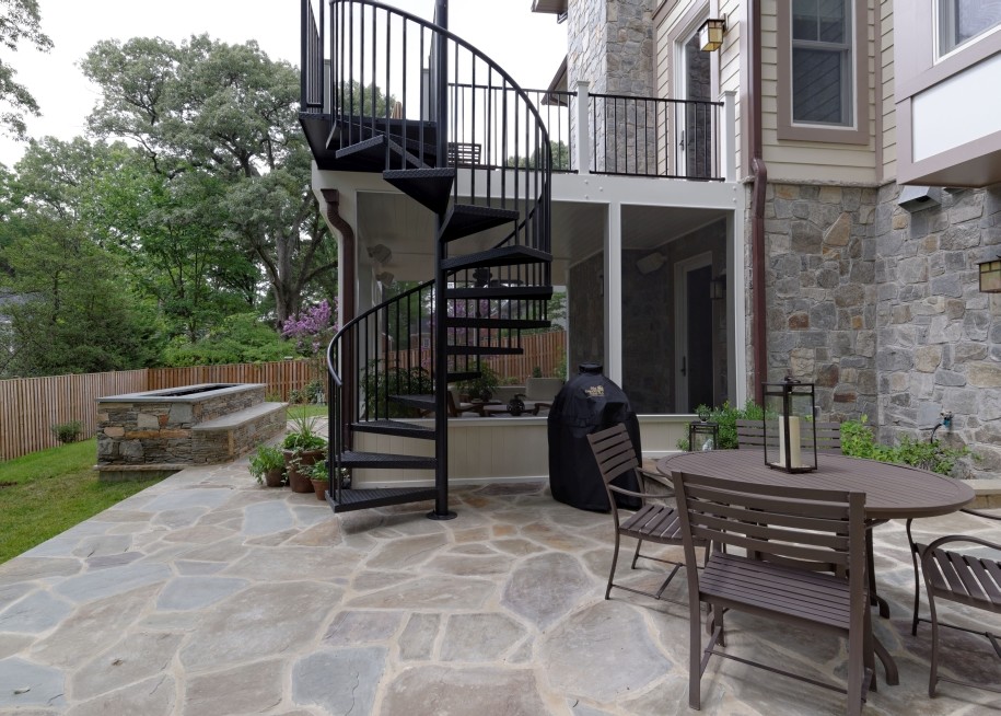 Flagstone Patio and deck with spiral staircase - Contemporáneo - Patio ...