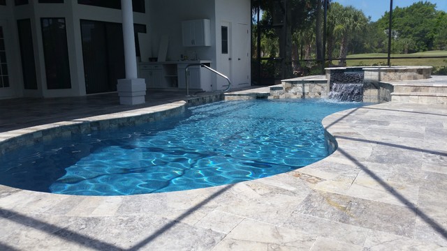 Glacier Travertine Deck and Glass tile on Pool - Minimalistisch - Pools ...