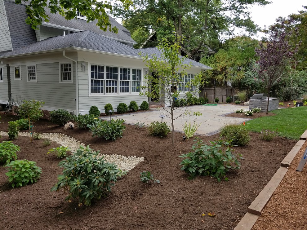 Irregular Blue Stone Patio with cobble border - Classique - Terrasse et ...