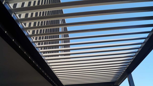 Louver Opening & Closing Roof Verandah w/- Screens, Deck - Moderne ...