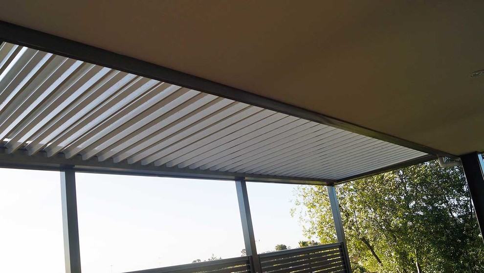 Louver Opening & Closing Roof Verandah w/- Screens, Deck - Moderne ...