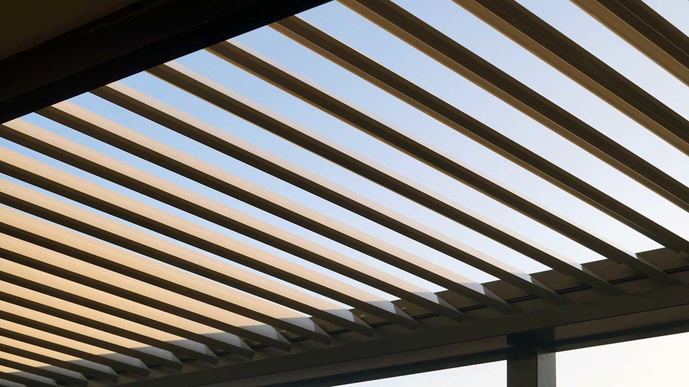 Louver Opening & Closing Roof Verandah w/- Screens, Deck - Modern ...