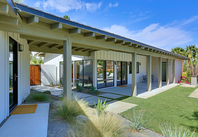Mesa Modern Residence Compound Courtyard - Retro - Patio - Los Ángeles ...