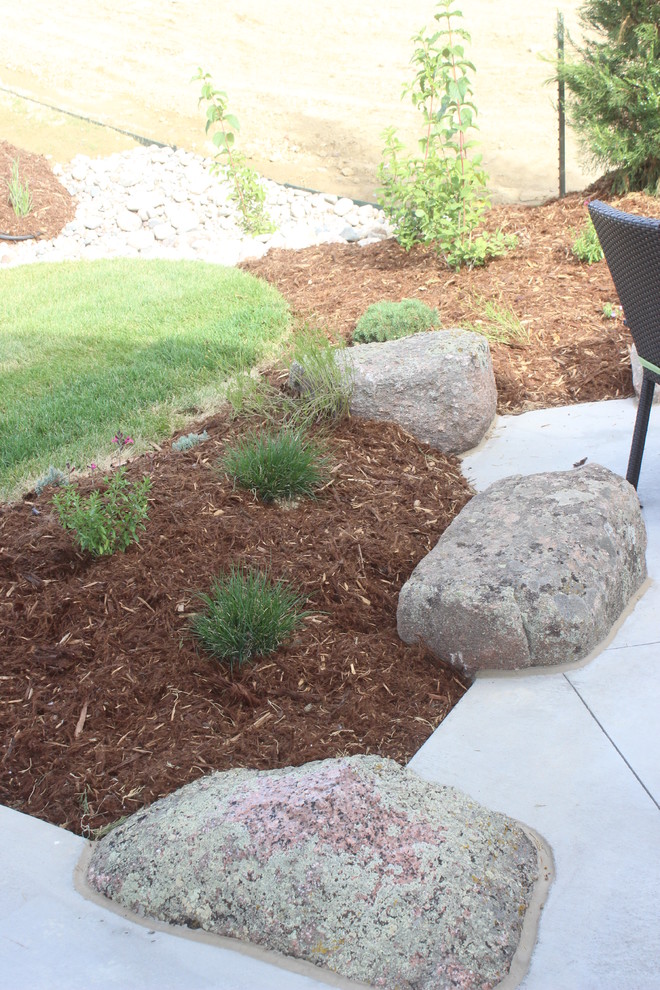 Model Home Backyard - Classique - Jardin - Denver - par Mill Brothers ...