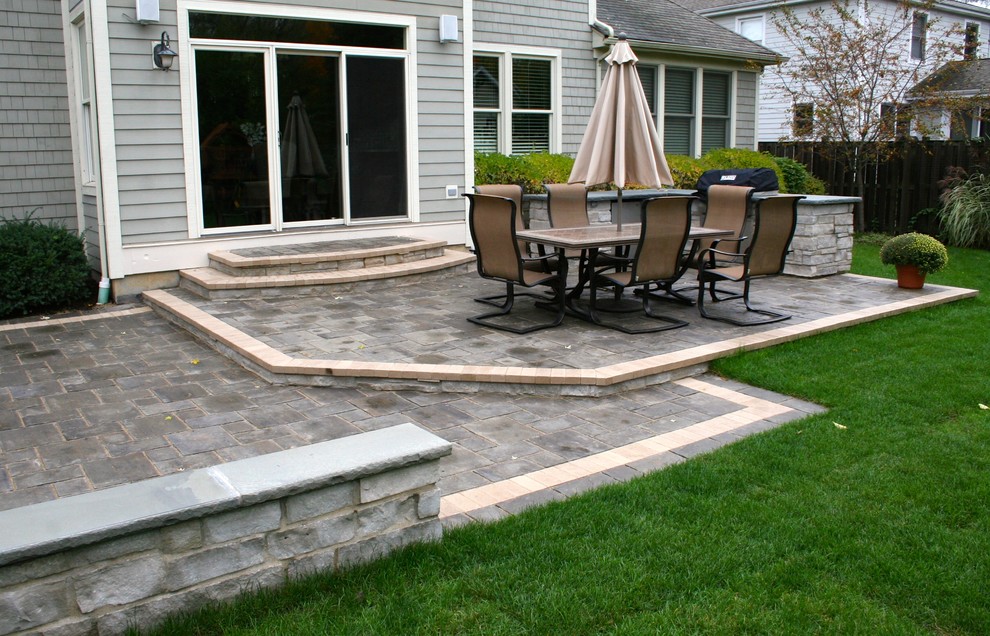 Modern Brick Paver Patio w/ Built-In Kitchen and Seatwall - Modern ...